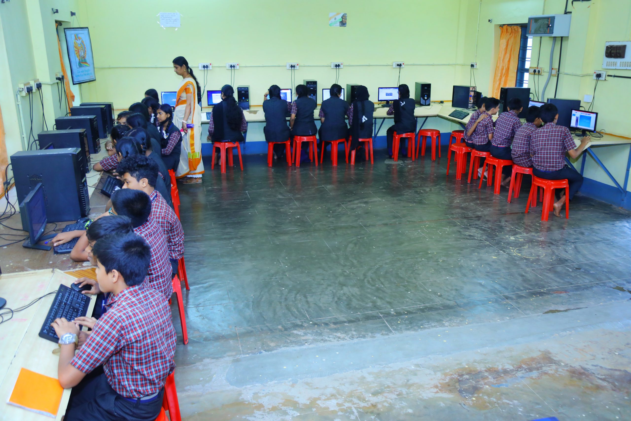 COMPUTER LAB - Sabari Central School